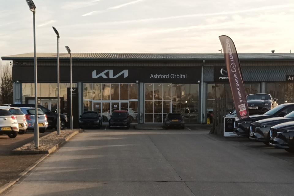 JCB among first to launch Kia van dealership | Car dealer news