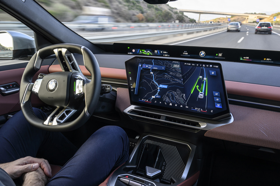 BMW brings Motorway Assistant to UK drivers | Manufacturer News